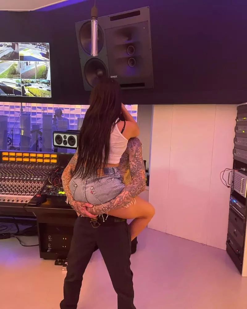 Kourtney Kardashian, Travis Barker Mepụta na Studio: Foto
