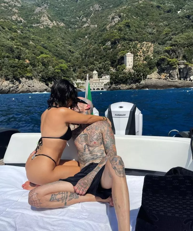 Foto Kourtney Kardashian Travis Barker mara mma Italy 3