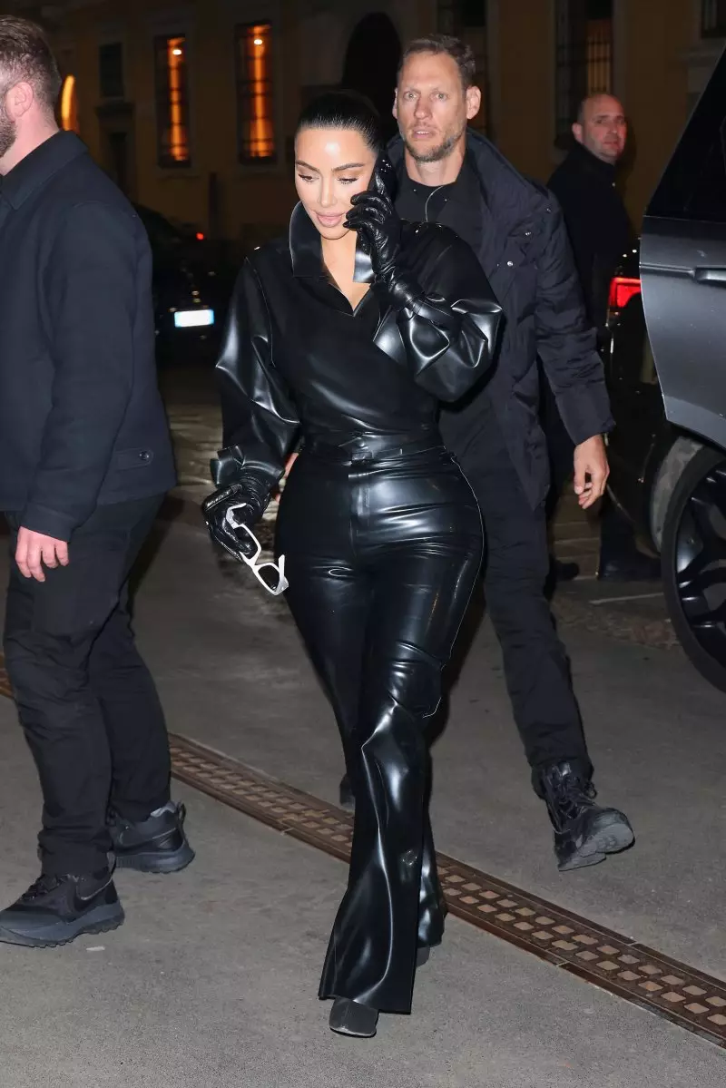 Kim Kardashian Rocks seksowny strój z czarnej skóry w Mediolanie wśród dramatu Kanye Westa: Zdjęcia