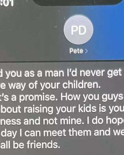 kanye west pete davidson mensaje de texto niños