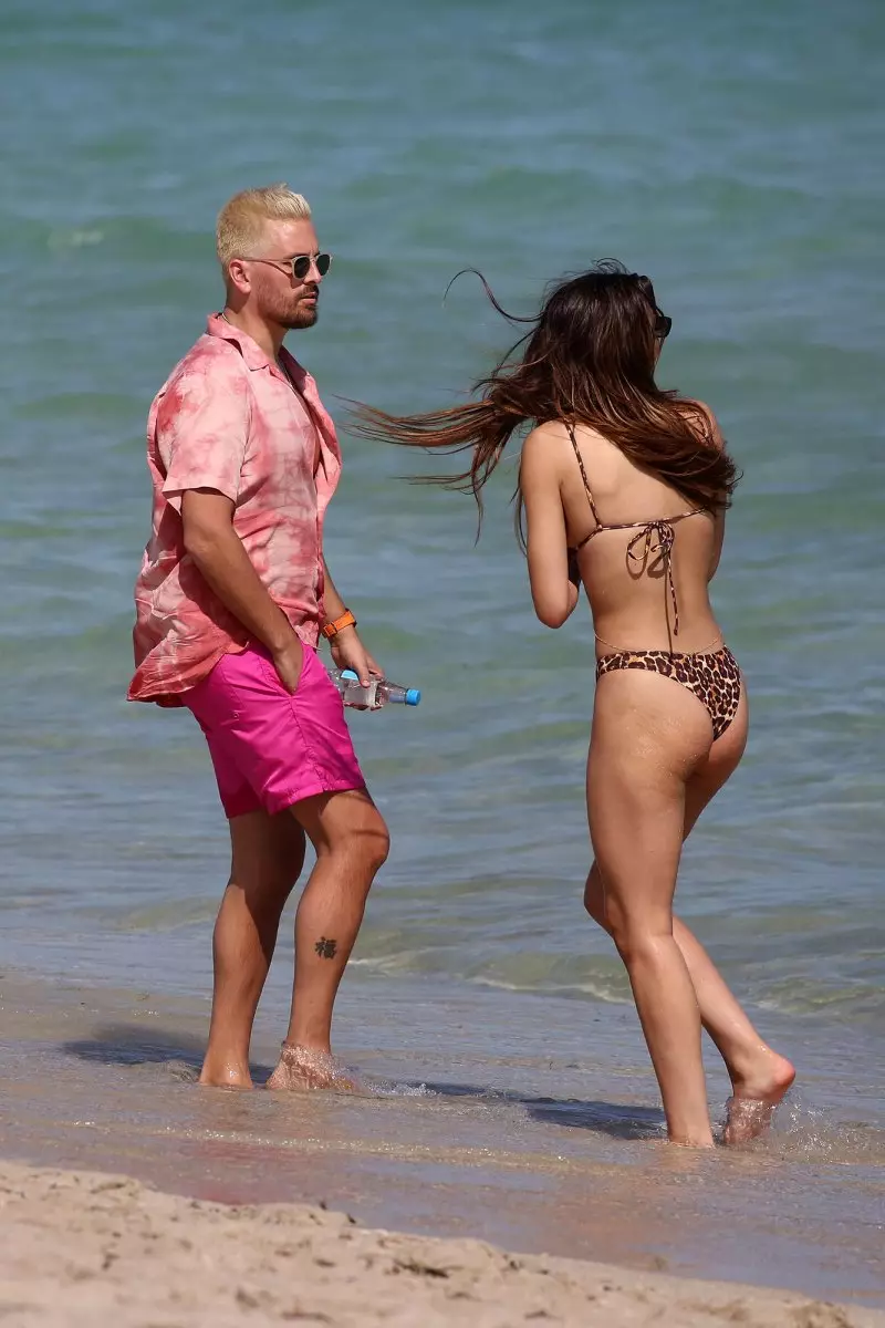 Scott Disick, Steamy Beach Photos-da sevgilisi Amelia Hamlin ilə PDA-da paketlər