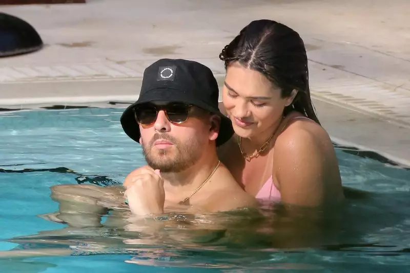 Scott Disick û hevala Amelia Grey Hamlin li ser hin PDA-ya giran dema ku li Miami betlaneyê dikin