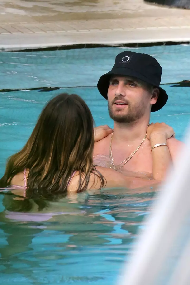 Scott Disick û hevala Amelia Grey Hamlin li ser hin PDA-ya giran dema ku li Miami betlaneyê dikin