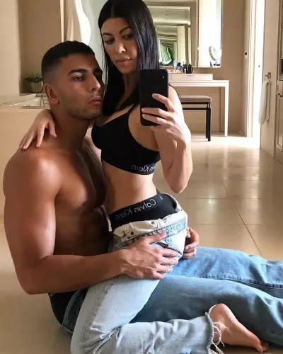 Kourtney Kardashian en ropa interior con Younes