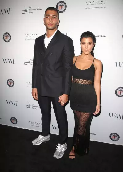 Kourtney Kardashian Aliyevaa Nguo Nyeusi Pamoja na Younes Bendjima