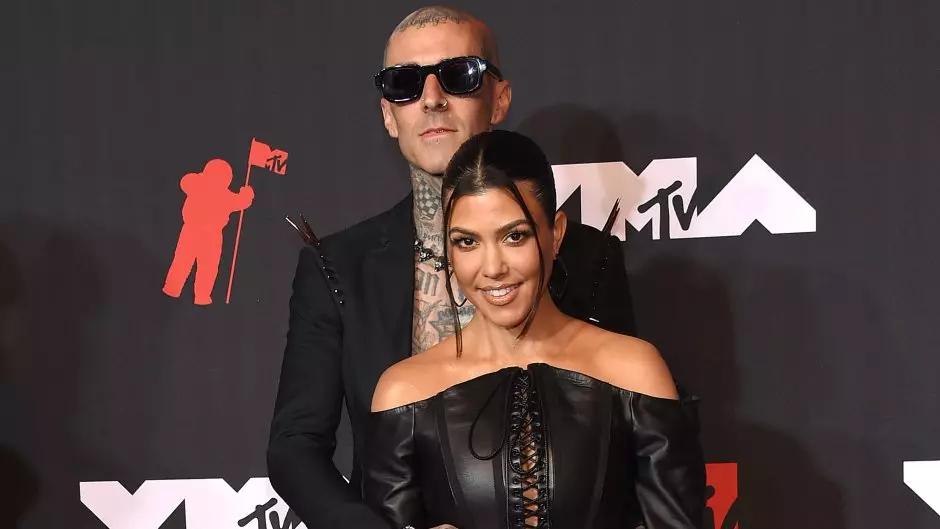 Kourtney Kardashian og unnusti Travis Barker njóta rjúkandi förðun á ströndinni