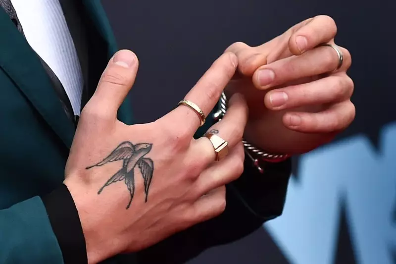 Shawn Mendes ima ogromno zbirko tetovaž: tukaj je razčlenitev pomenov za njegovim črnilom