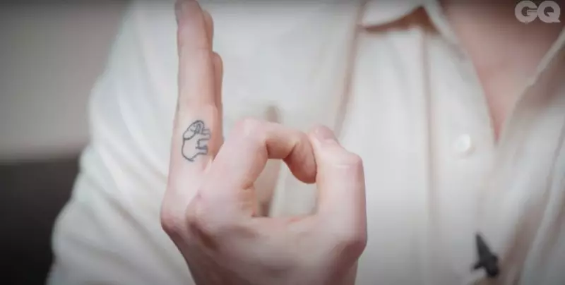 Ο Shawn Mendes έχει μια τεράστια συλλογή τατουάζ: Εδώ είναι μια ανάλυση των νοημάτων πίσω από το μελάνι του