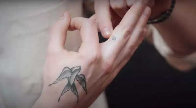 De Shawn Mendes huet eng rieseg Tattoo Sammlung: Hei ass en Decompte vun de Bedeitunge hannert senger Tënt