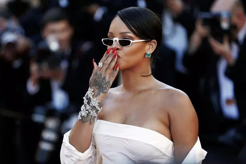 Ipinaliwanag ang Kamay, Balang, Leeg, Underboob Tattoo ni Rihanna