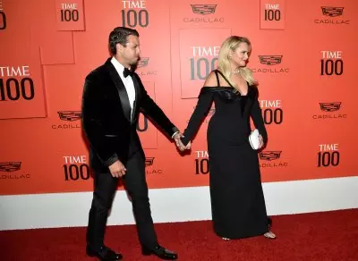 Also verléift! Dem Miranda Lambert säi Mann "Couldn't Stop Staring" op hatt op Zäit 100 Red Carpet