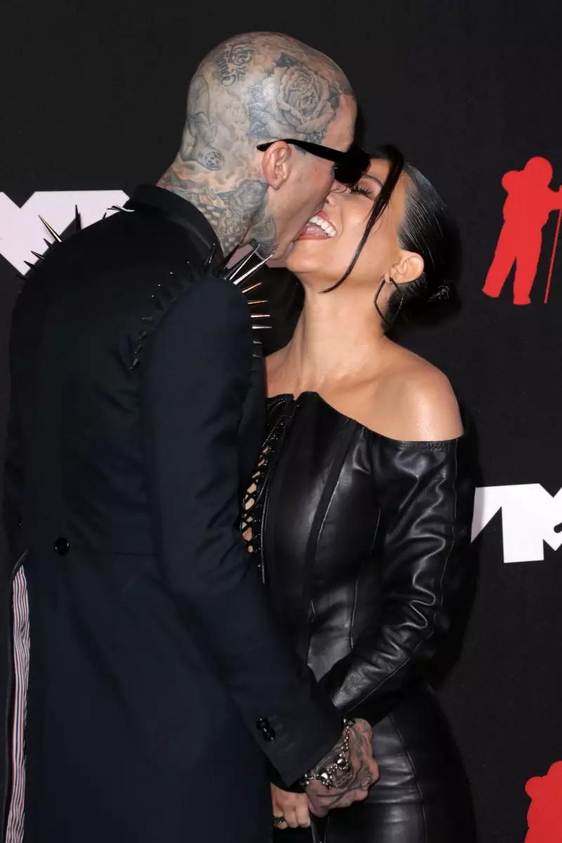 Kourtney Kardashian na Travis Barker Amafoto meza ya PDA Gusomana MTV VMA