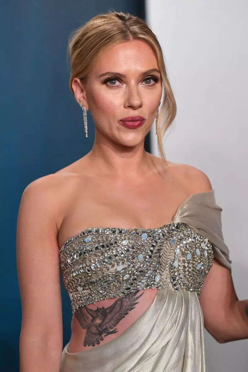 Scarlett Johansson Waxay Leedahay Tiro Layaab Leh Oo Tattoos ah! Daawo Sawirada Oo Ogow Waxa Ay Uga Jeedaan