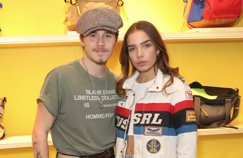 Brooklyn Beckham barátnőjével, Hana Cross-szal pózol