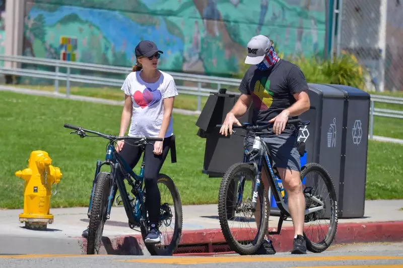 katherine-schwarzenegger-chris-pratt-paseo-en-bicicleta-cuarentena-embarazada