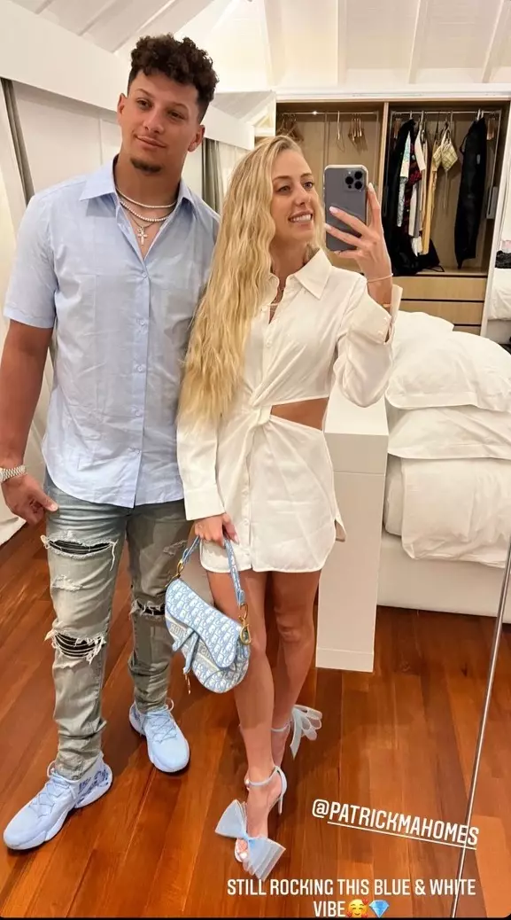 Si Patrick Mahomes ug Brittany Matthews Nagpaambit sa Hometown Tribute sa Honeymoon: 'Diin Kini Nagsugod'