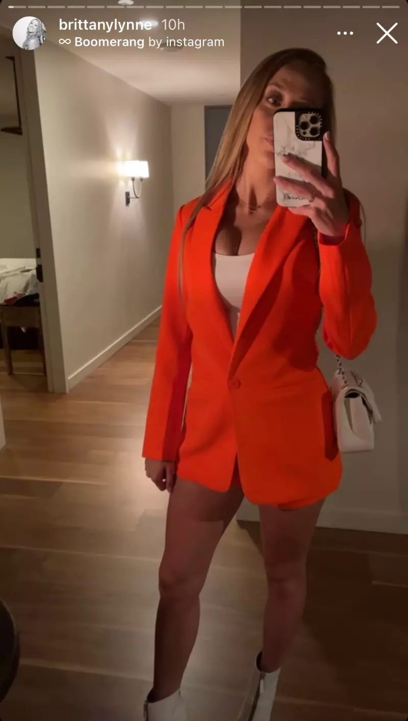 brittany-matthews-sexy-oranžový-blazer-svatební-šaty-vyzkoušení-na-výlet