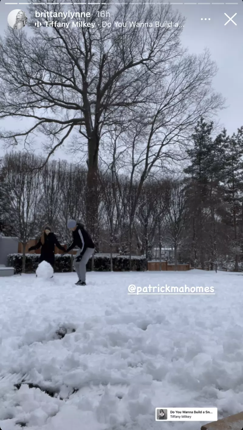 bretagne-matthews-patrick-mahomes-moments-les-plus-mignons-construire-un-bonhomme de neige