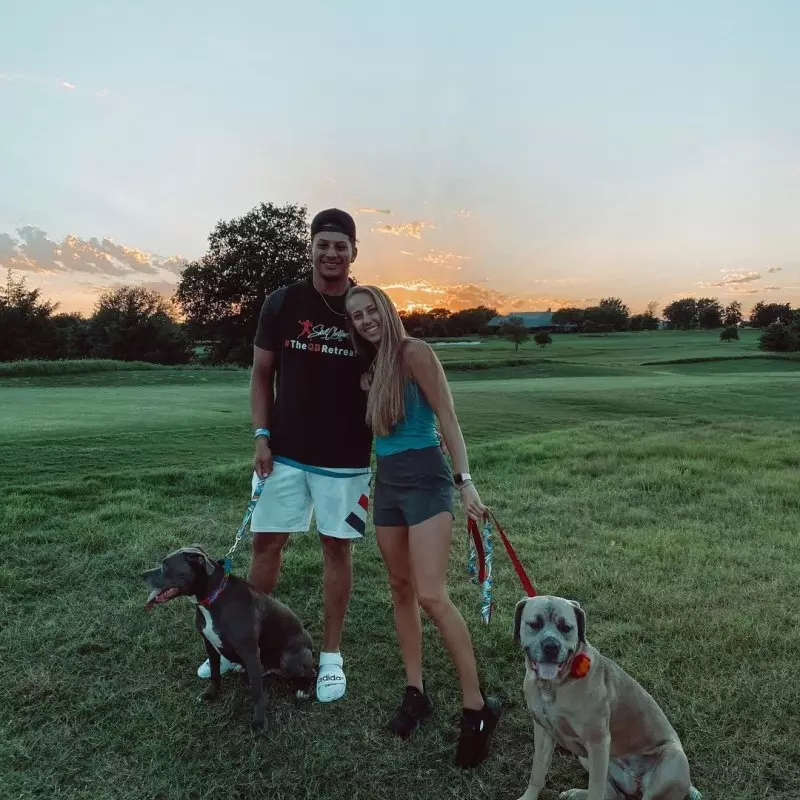 پاتریک ماهومز و نامزدش بریتنی متیوز شیرینترین زوج هستند (و این عکسهای زیبا این را ثابت میکنند!)