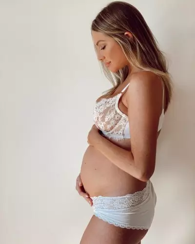 beau-clark-posts-stassi-schroeder-baby-bump- አመታዊ በዓል