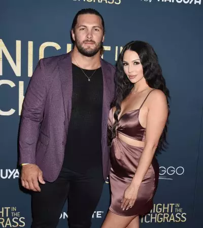 Brock Davies 'Working Toward' besoek kinders saam met Scheana Shay