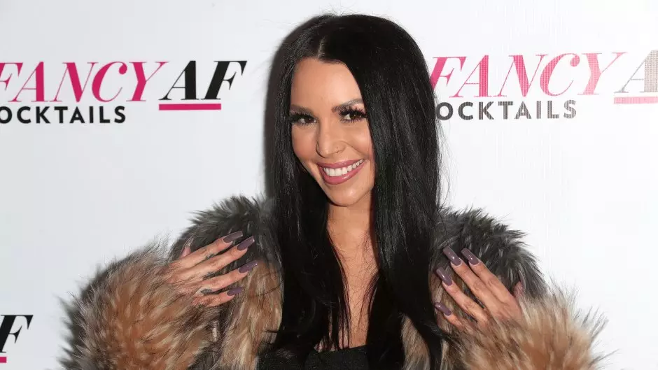 Vanderpump Rules Star Scheana Marie lacht in bontjas en zwarte jurk