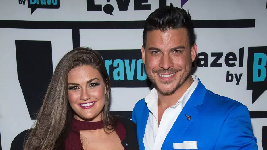 Brittany Cartwright katika Maroon Top na Jax Taylor katika Suti ya Bluu ya Kung'aa wakiwa wamesimama pamoja