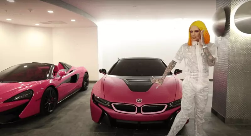 Jeffree Star Ġbir tal-Karozzi Roża BMW i8 roadster