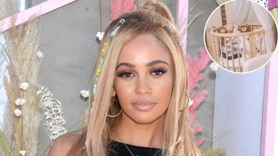 „Riverdale“ žvaigždė Vanessa Morgan leidžia gerbėjams žvilgtelėti į savo kūdikio darželį: „Mama ir tėtis negali laukti“