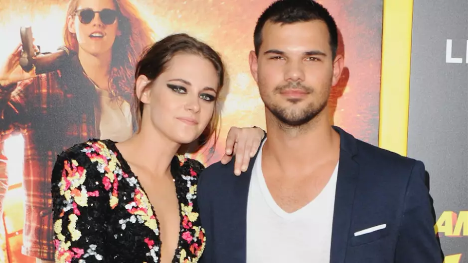 Kristen Stewart bergambar dengan Taylor Lautner