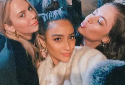 Shay Mitchell szelfit készít Ashley Bensonnal és Cait Bailey-vel a párizsi divathéten