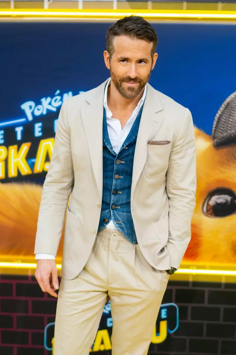 Ryan Reynolds Maké Tan Suit Jeung Rompi Denim Salila premiere Detektif Pikachu