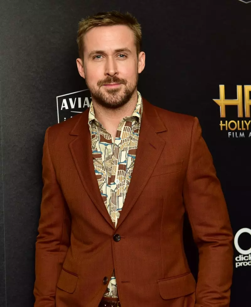 Setelan Oranyeu Ryan Gosling sareng Baju Berpola