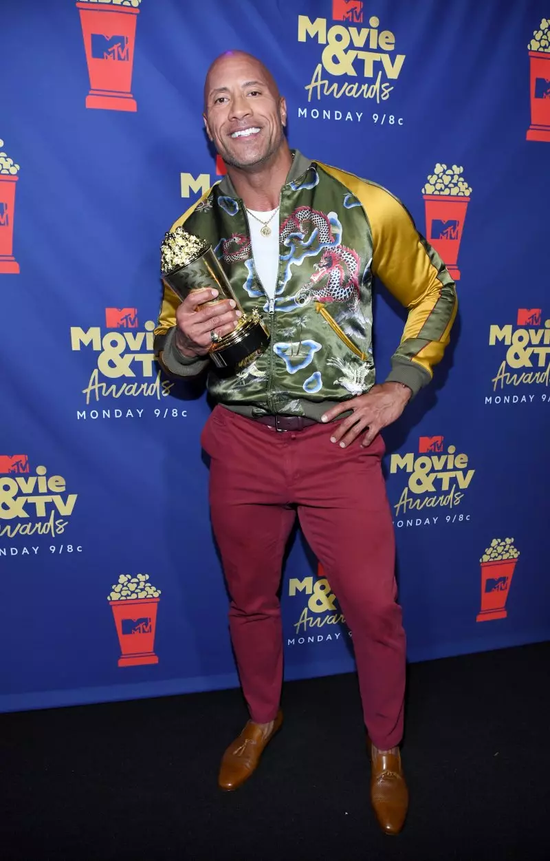 Dwayne the Rock Johnson seuri Jeung MTV Award dina calana Beureum sarta Jaket Patterned