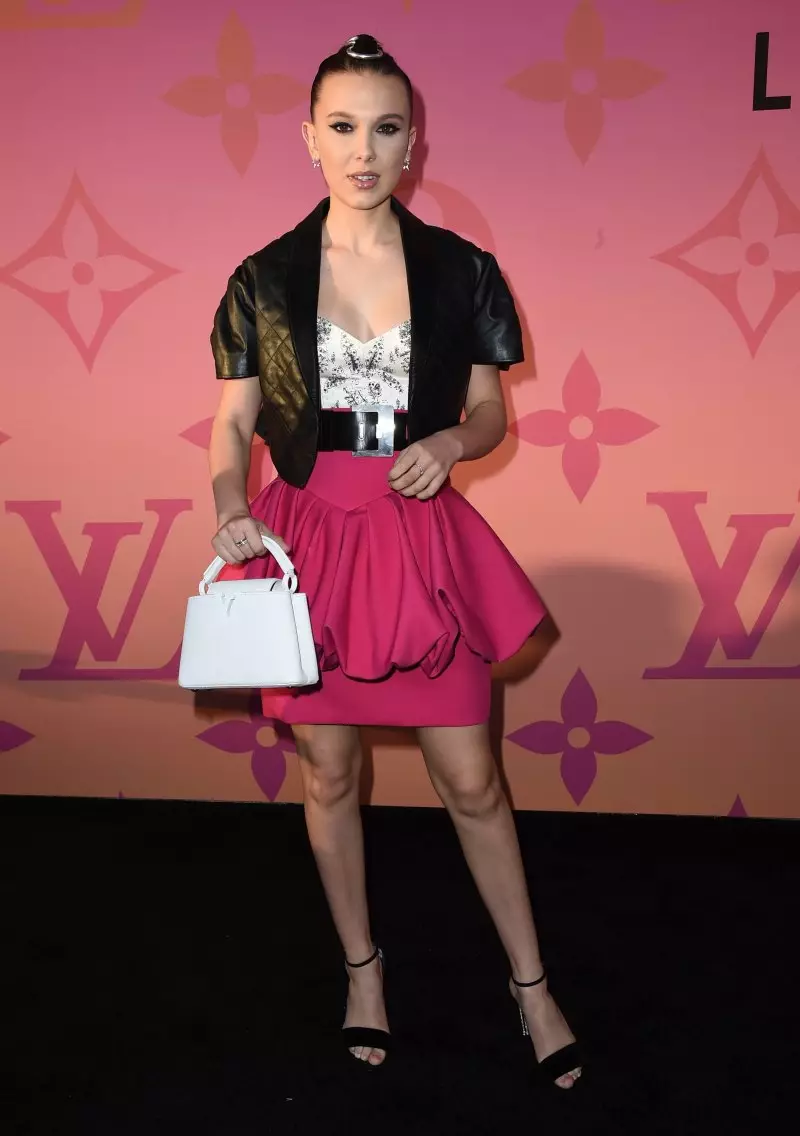 Millie Bobby Brown Louis Vuitton bleikt pils með peplum hvítum toppi svörtum jakka