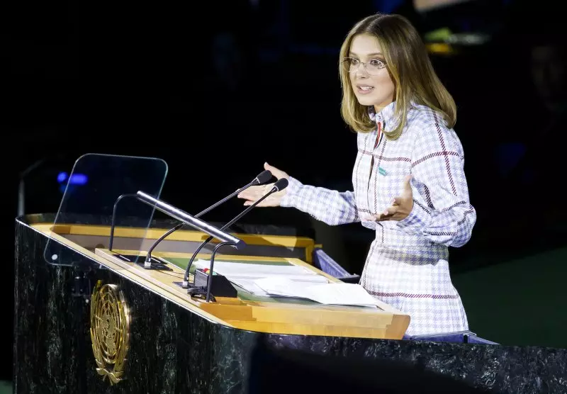 Millie Bobby Brown Gafas y vestido a cuadros Reunión de la ONU