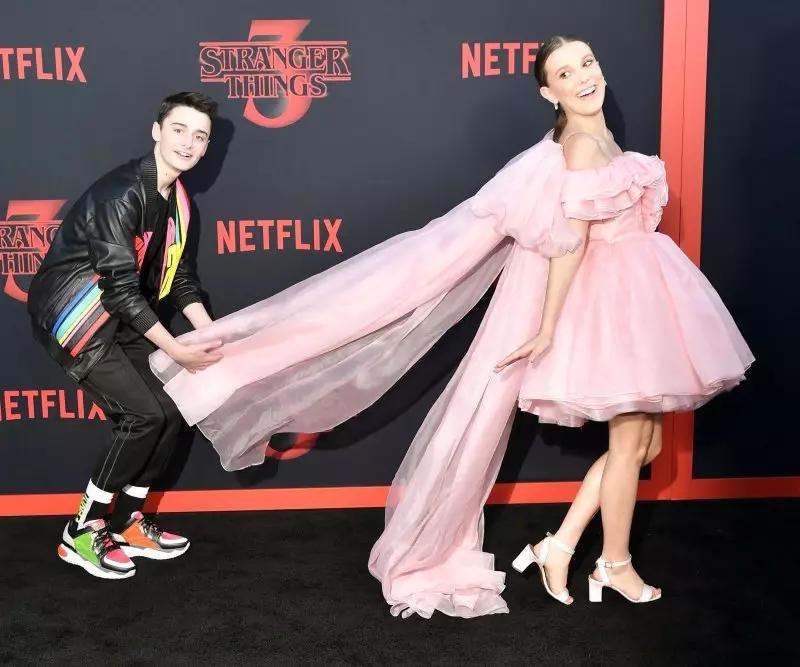 Millie Bobby Brązowa Różowa Sukienka Poofy Premiera Stranger Things