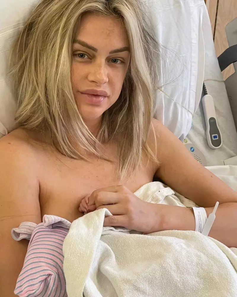 Lala Kent pagimdė kūdikį Nr. 1 su Randallu Emmettu