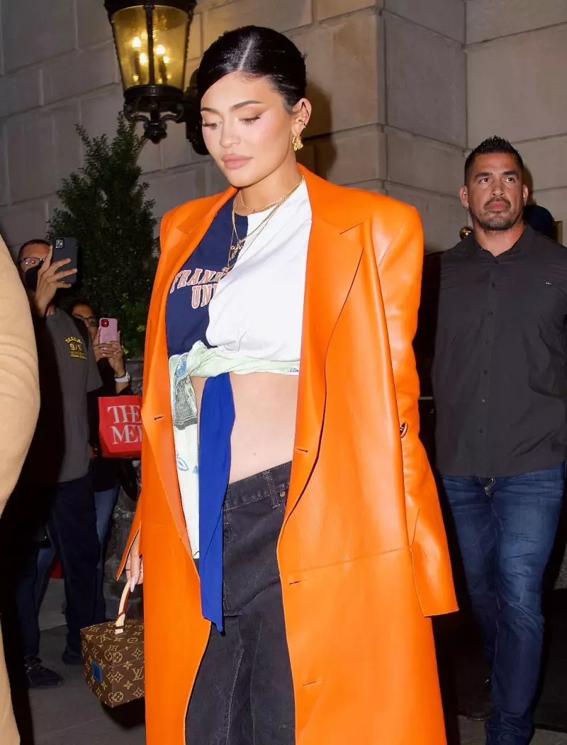 Kylie Jenner تعرض Off Bare Baby Bump في حفلة NYFW