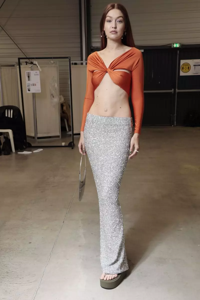 Gigi Hadid's L-aktar Dehra ta' Moda bla Braless fuq ir-Runway, Red Carpet u Lil hinn