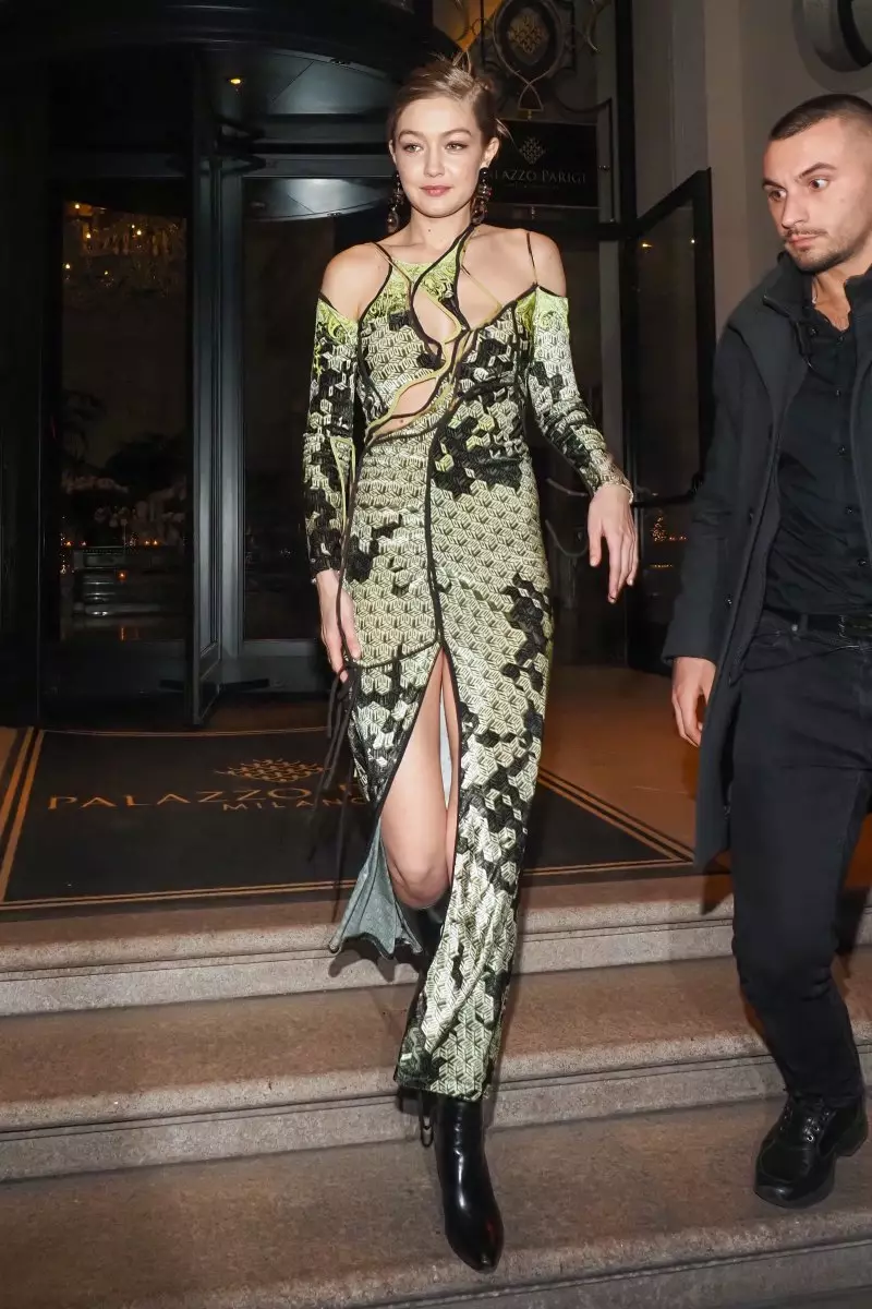 Gigi Hadid ki pi alamòd Braless sanble sou pist la, tapi wouj ak pi lwen