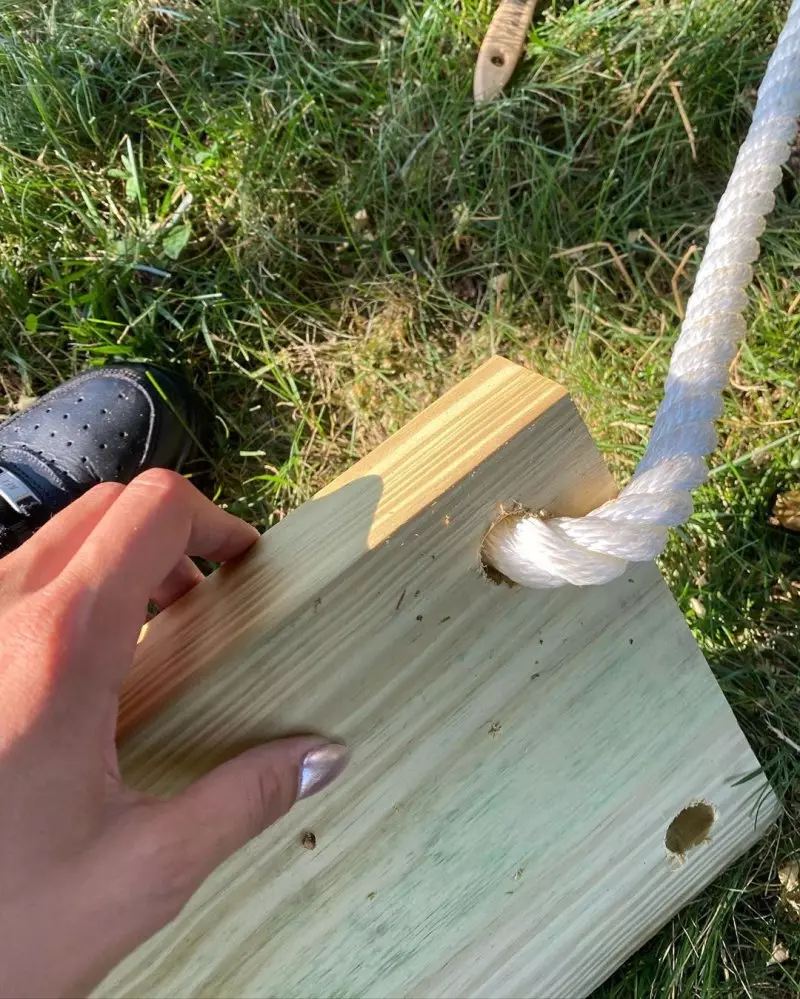 bella-hadid-builds-swing-on-farm