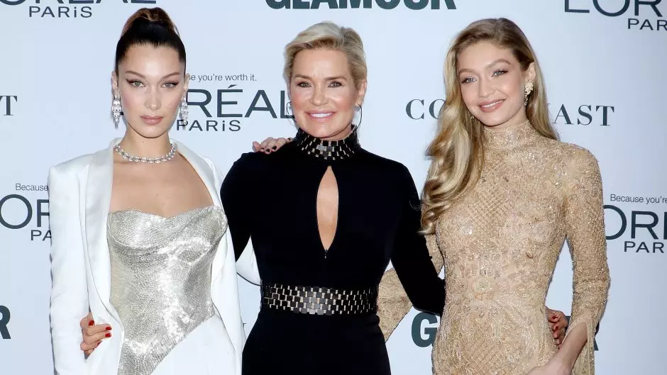 Caitheann Gigi Hadid gúna Nude agus Armas Timpeall Yolanda Foster i gúna Dubh Le Poll Eochrach agus Bella Hadid i gCóirséad Airgid Gúna Bán Mar a D'fhreagair siad do Thoirchis Gigi