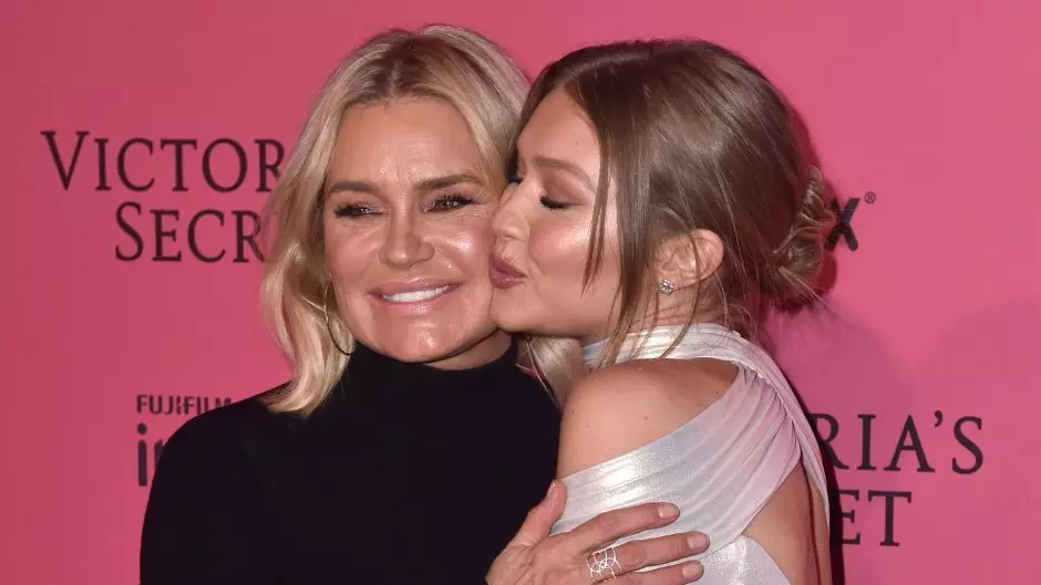 Yolanda Hadid vilki juodą aprangą ir apkabina Gigi Hadid ant „Victoria's Secret“ raudonojo kilimo