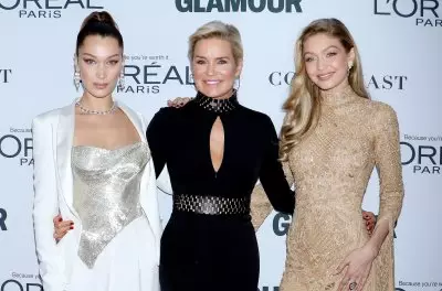 吉吉·哈迪德 (Gigi Hadid) 身着裸色连衣裙，手臂环绕着尤兰达·福斯特 (Yolanda Foster) 身着钥匙孔黑色连衣裙，贝拉·哈迪德 (Bella Hadid) 身着银色紧身胸衣白色连衣裙 他们对吉吉怀孕的反应如何