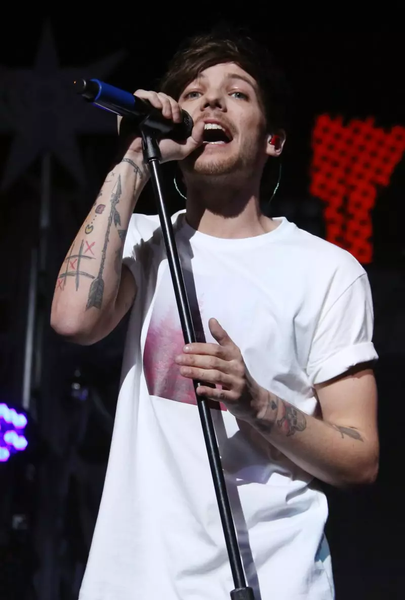 Louis Tomlinson ການຫັນເປັນ