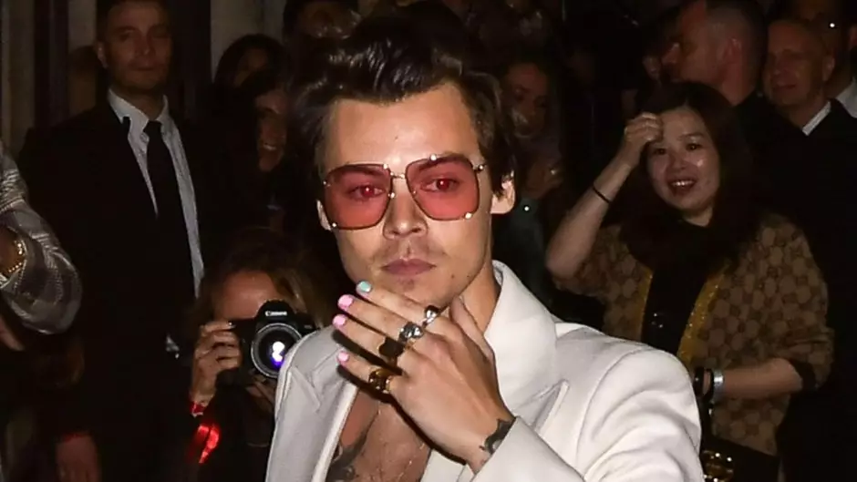 Harry Styles na-afụ nsusu ọnụ