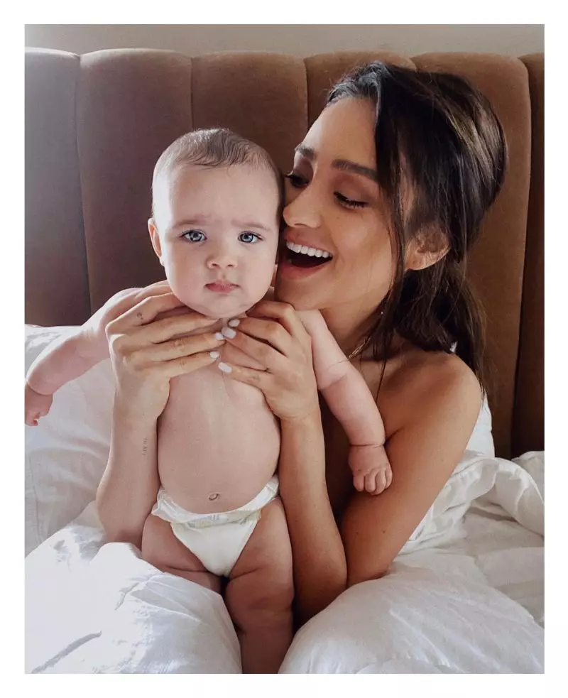 Shay Mitchell Daughter Atlas twò bèl pou mo Instagram