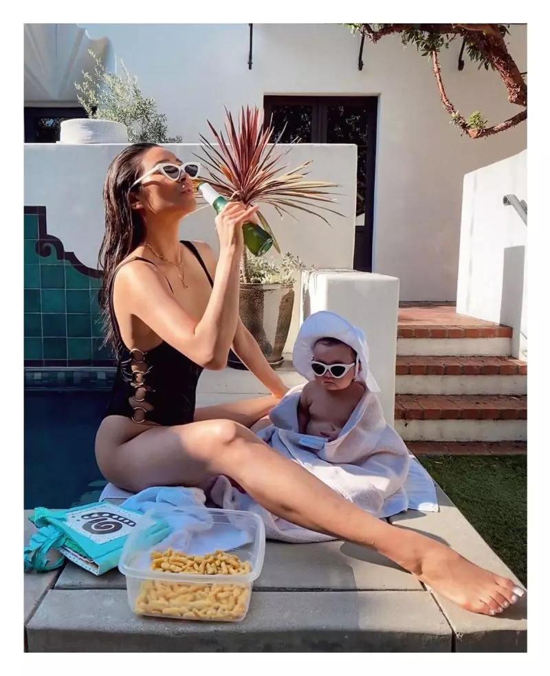 Shay Mitchell Daughter Atlas dia mahafatifaty loatra amin'ny teny Instagram