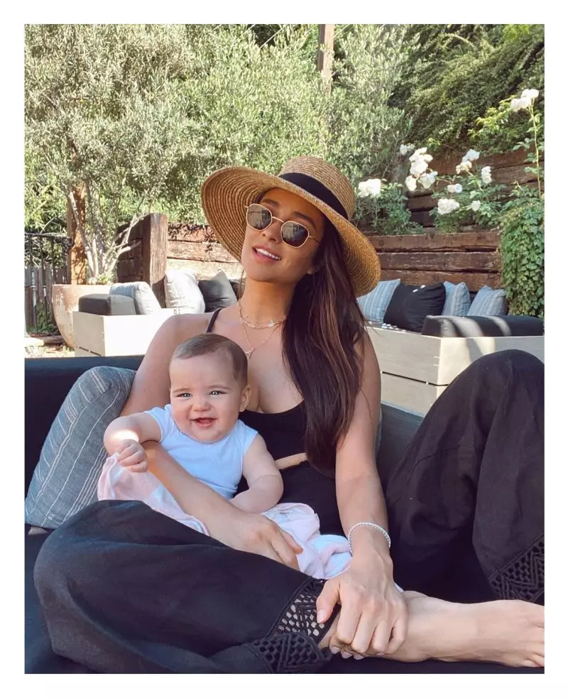 Shay Mitchell Daughter Atlas dia mahafatifaty loatra amin'ny teny Instagram